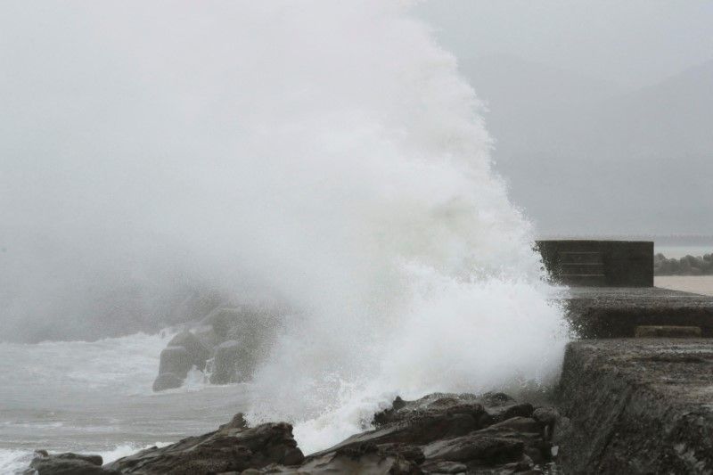 Typhoon brings heavy rain, edges closer to Japanese heartland ...