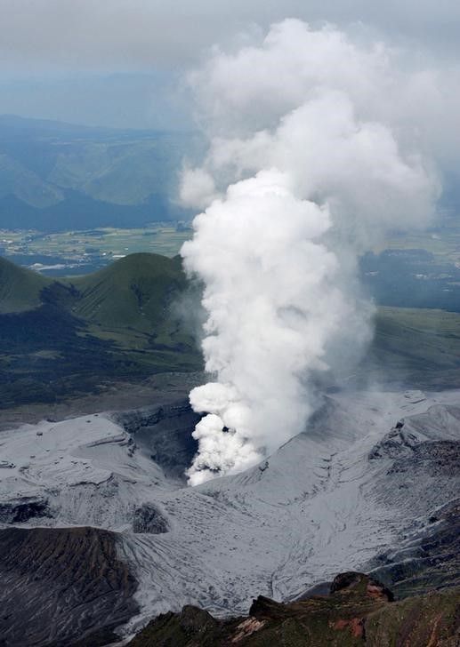 Japan's Mount Aso Volcano Erupts | Politics | The ORIENTAL ECONOMIST ...